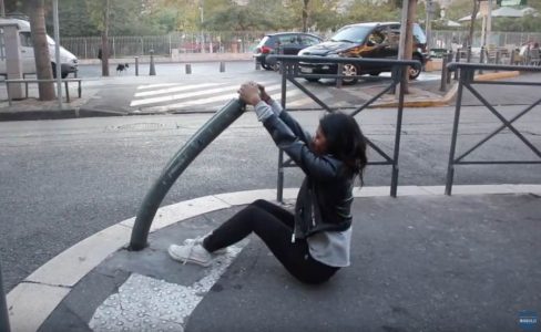Insolite - Marseille installe le potelet flexible à mémoire de forme ...