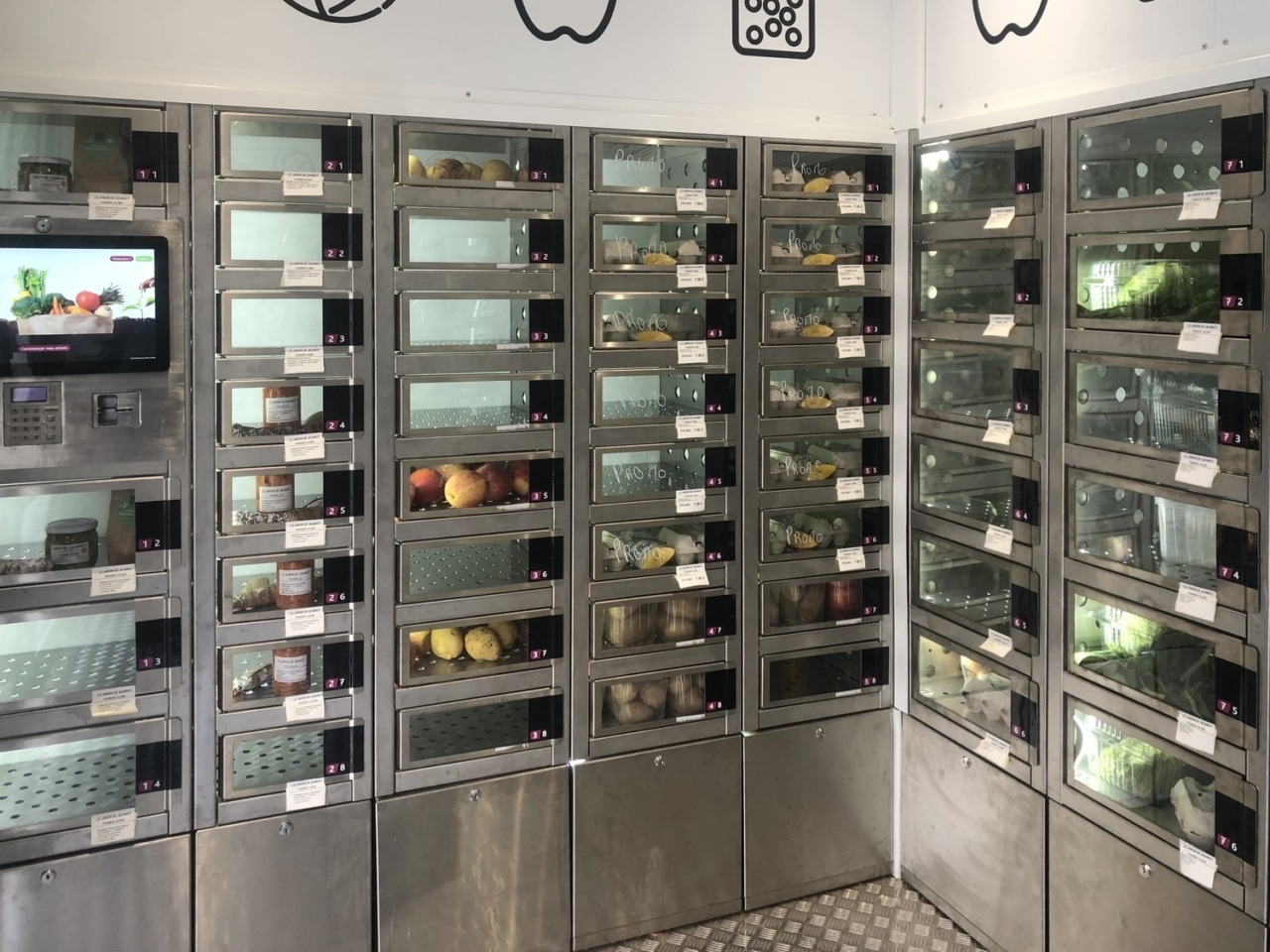 Un distributeur automatique de fruits, légumes et produits locaux ouvre ...