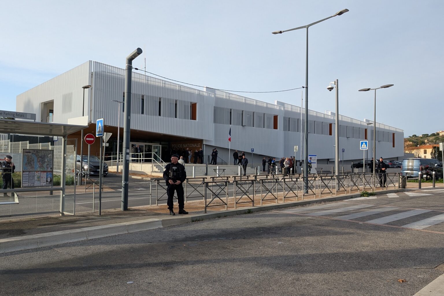 À Marseille, Emmanuel Macron inaugure le nouveau commissariat des 13e-14e