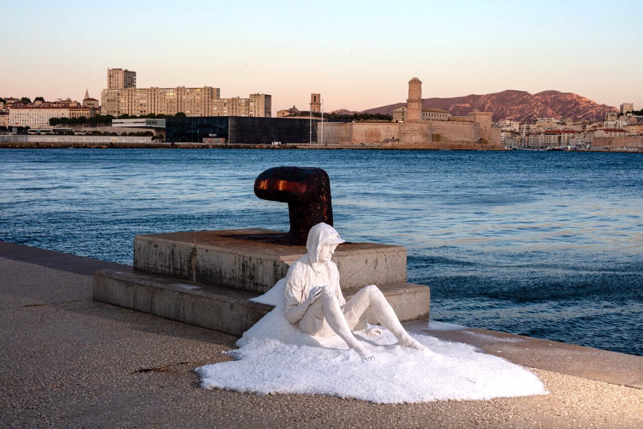 Quelles sont ces étranges statues de sel qui apparaissent sur la digue ...