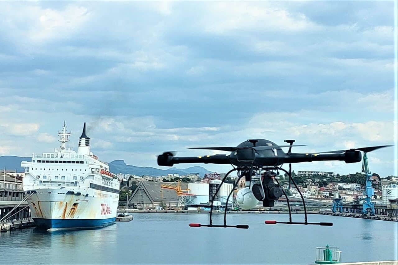 Un nouveau drone « renifleur » contrôle les fumées des navires à Marseille