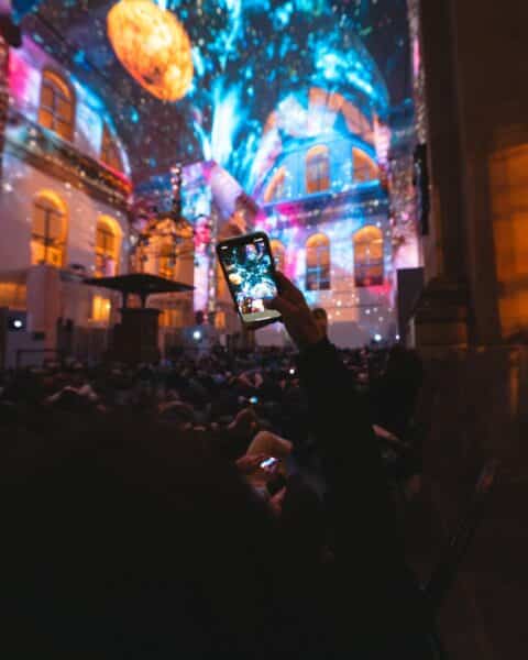 Flow : le nouveau spectacle immersif son et lumière au Palais de la Bourse