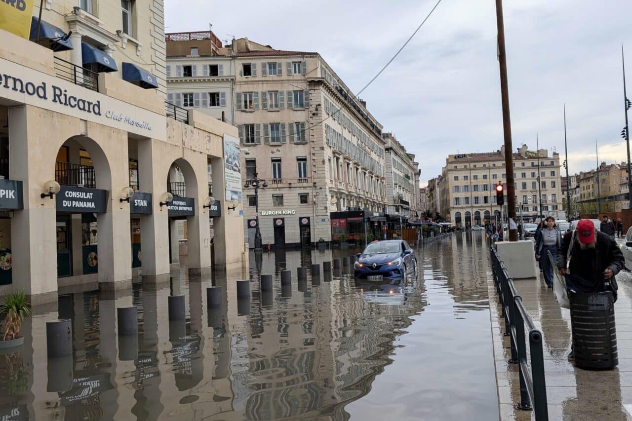 En images I Le Vieux-Port en partie inondé après de fortes pluies sur ...