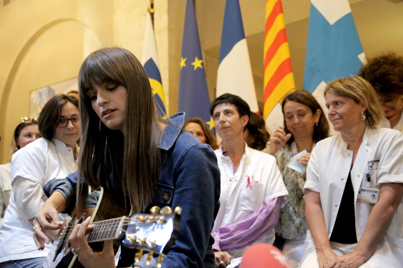 Clara Luciani appelle aux dons pour la Maison des femmes de Marseille