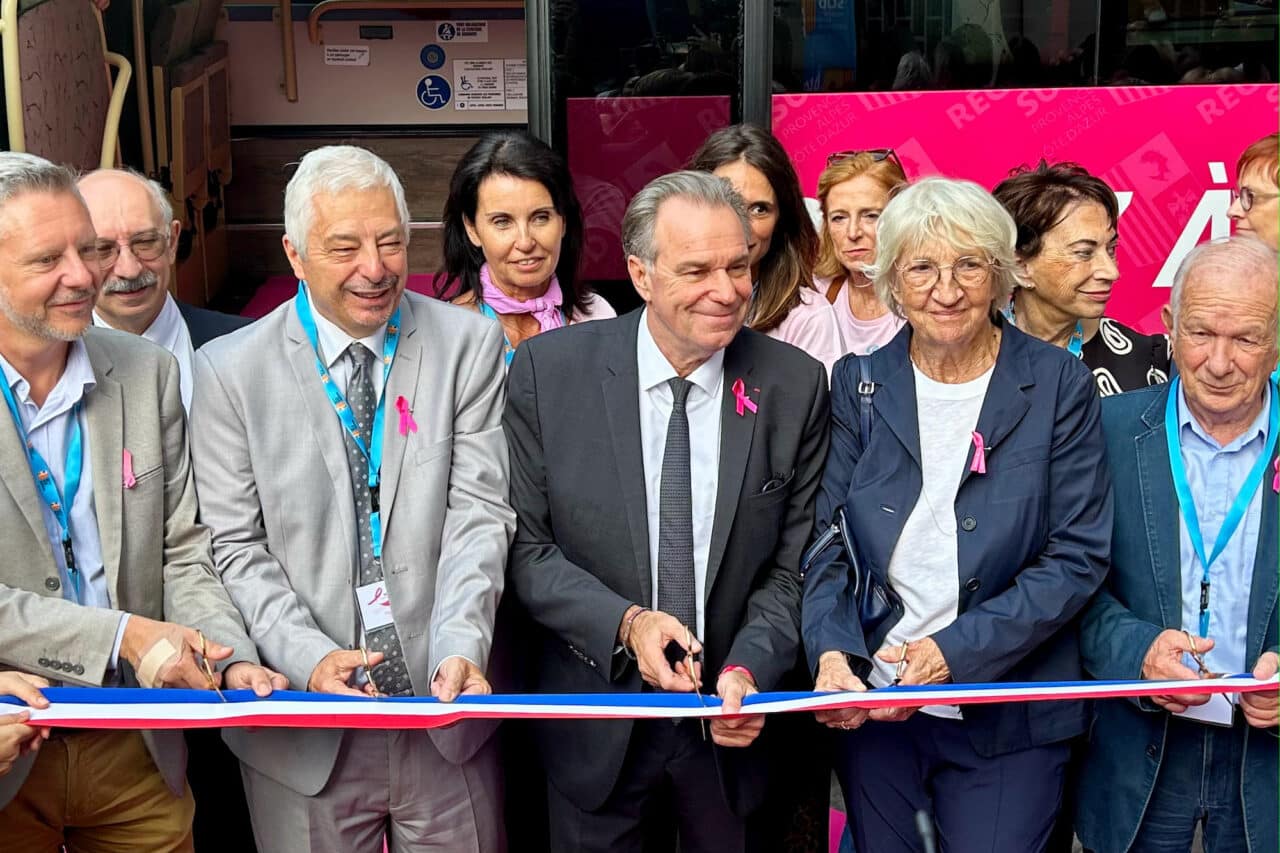 Un Bus Rose sillonne la région pour sensibiliser les femmes au ...