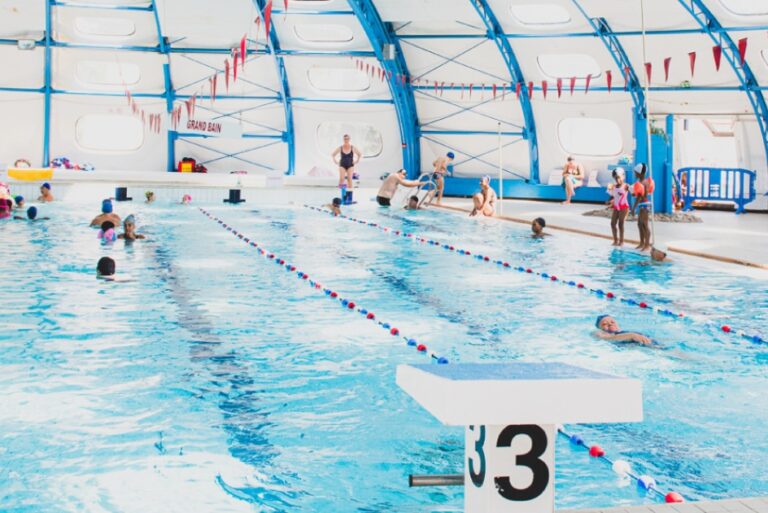 Canicule à Marseille : les piscines gratuites et la plage des Catalans ...