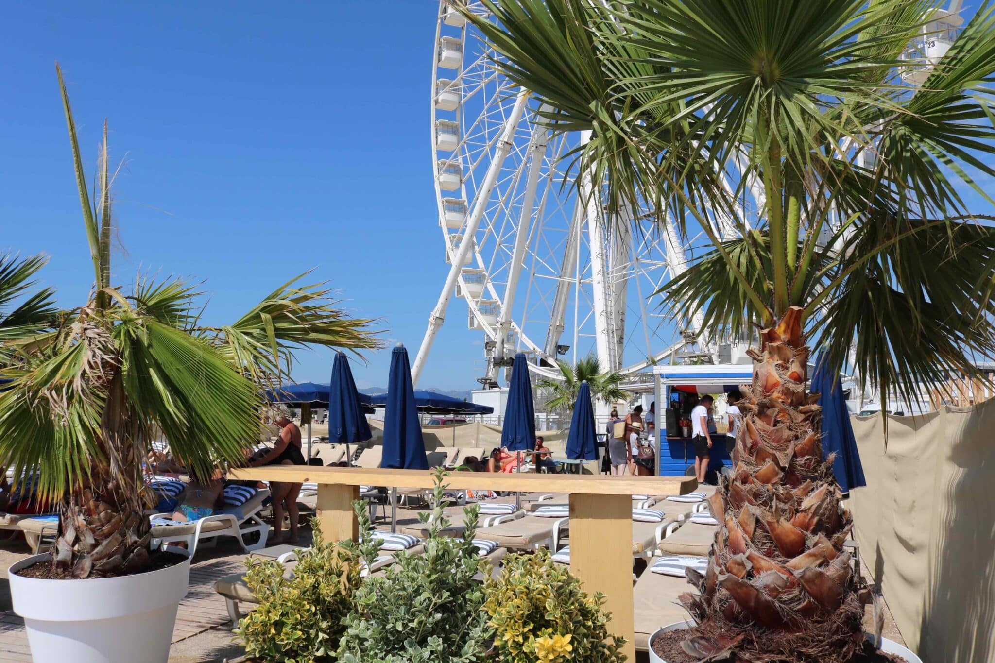 Les transats de retour à l’Escale Borély, mais en retrait de la plage