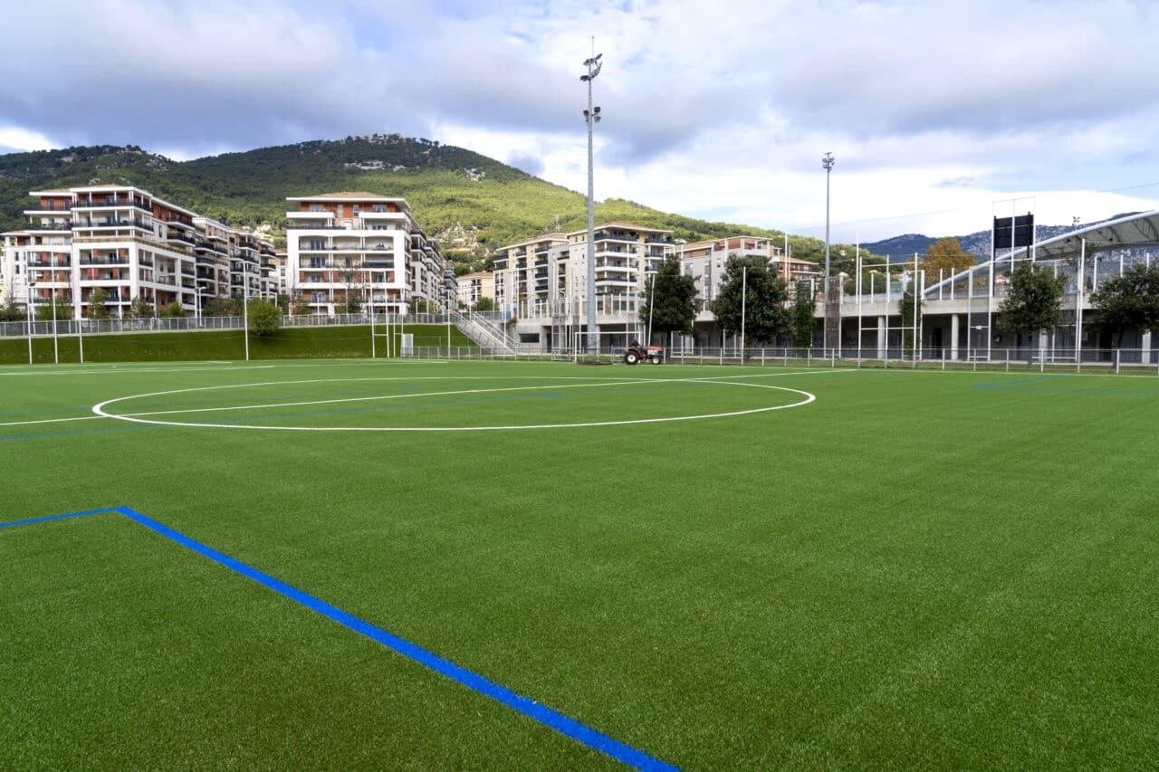 Un nouveau terrain de foot avec une pelouse en noyaux d'olives inauguré ...